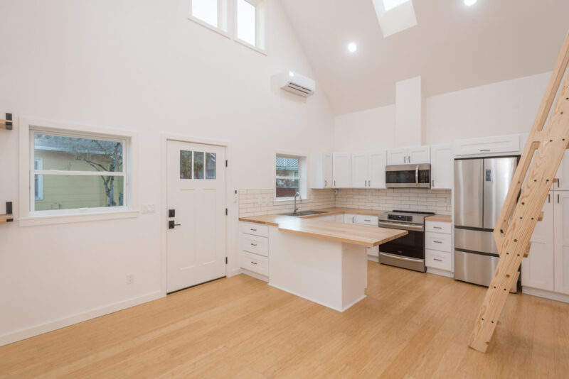 Spacious 1 Bedroom ADU with Loft by SQFT Studios